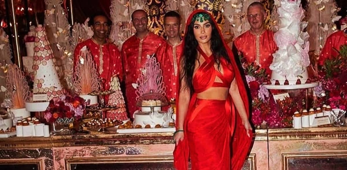 Know all about what Kim wore at the Ambani wedding. | t2ONLINE