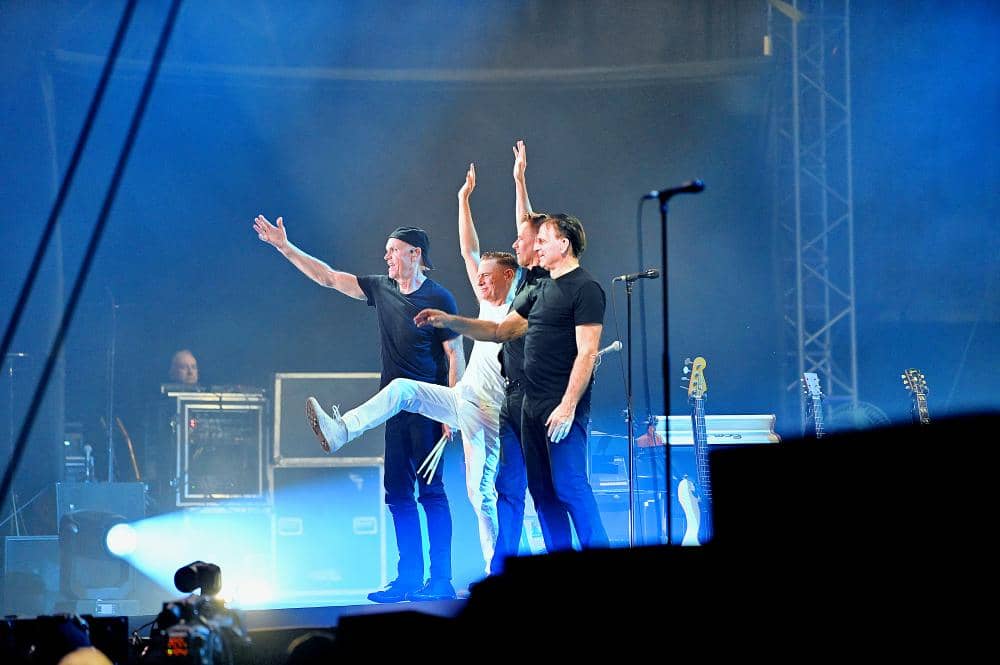 Bryan Adams' concert unites generations at Calcutta debut | t2ONLINE