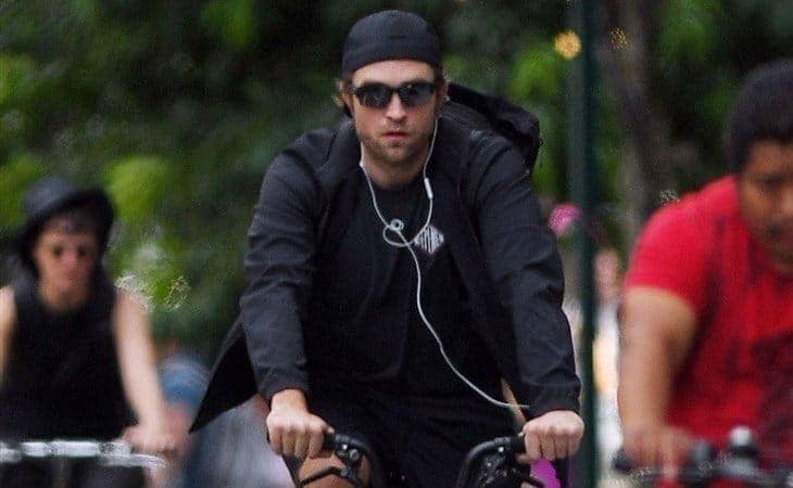 Wired for sound: Celebrities are favouring old-fashioned headphones ...