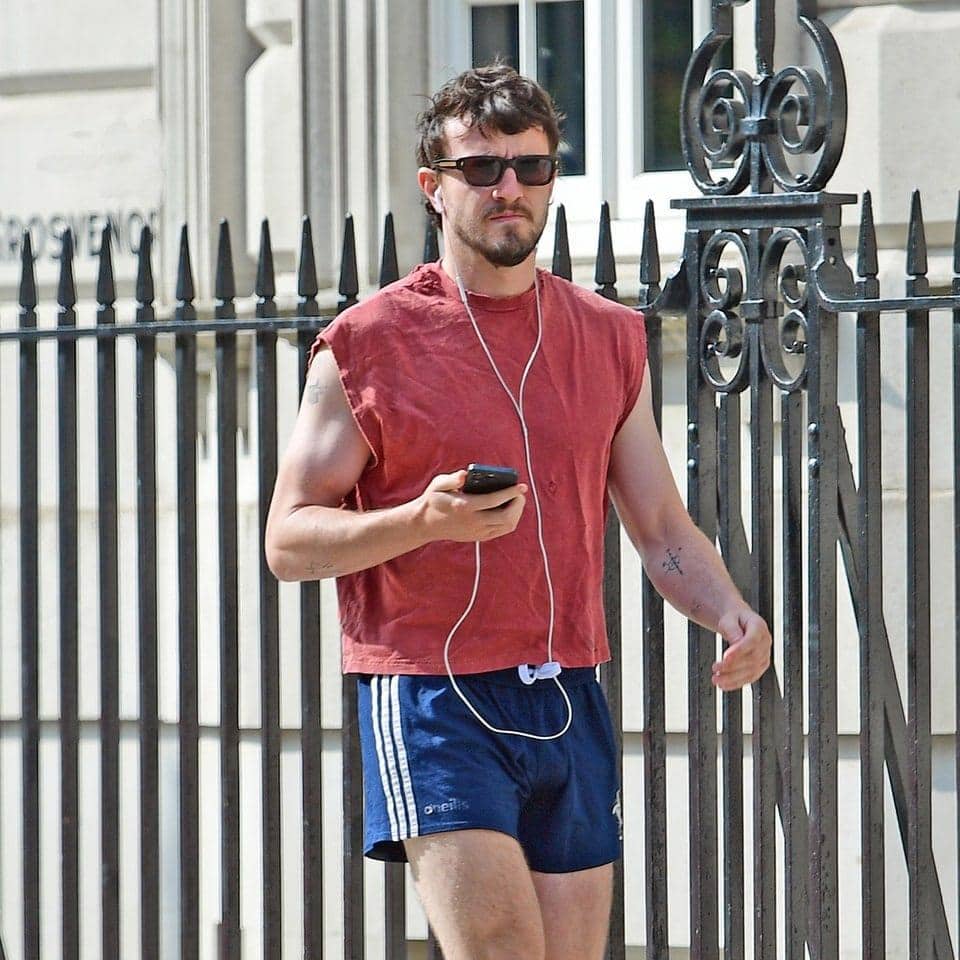 Wired for sound: Celebrities are favouring old-fashioned headphones ...